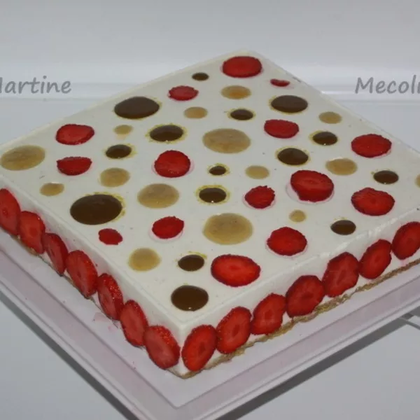 Entremet vanillé à la fraise et à la rhubarbe sur biscuit à la pistache ...