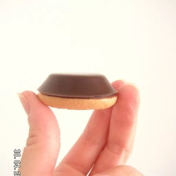 Mini génoises, marmelade et coque en chocolat - Recette i-Cook'in | Guy ...